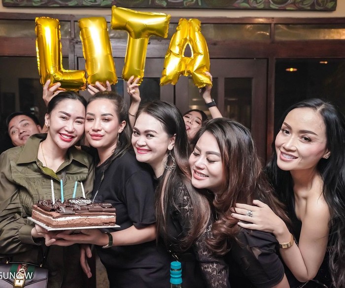 Shinta Bachir Saat Kulineran di Bali dan Nongkrong Cantik Bareng Sahabat