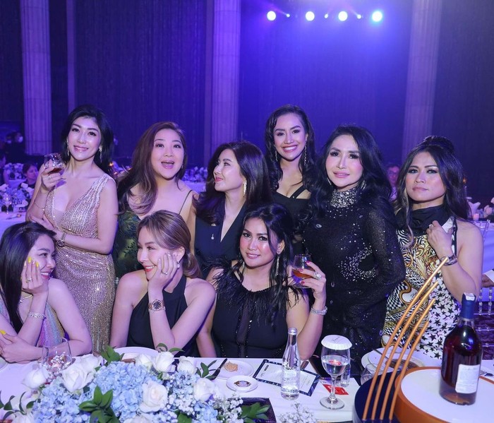 Shinta Bachir Saat Kulineran di Bali dan Nongkrong Cantik Bareng Sahabat