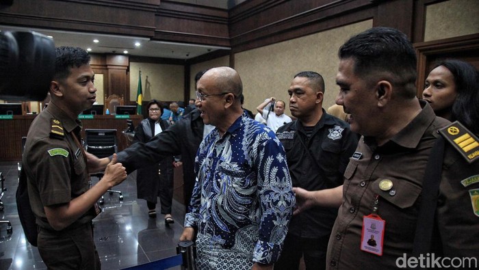 Dihukum 12 Tahun Penjara, Terdakwa Korupsi Ini Tersenyum Lebar
