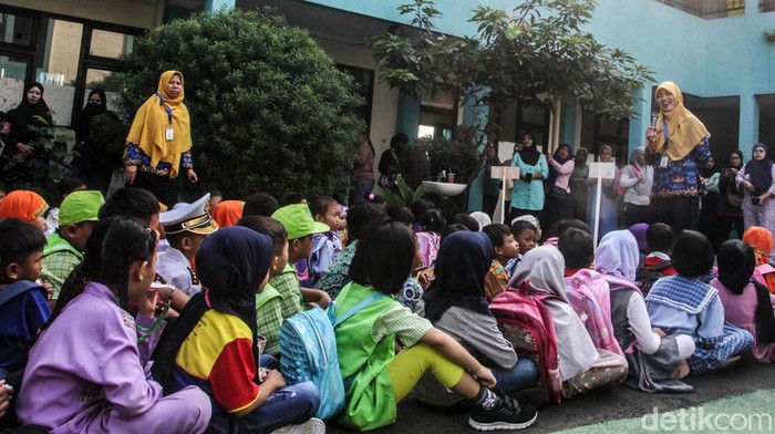 Ekspresi Siswa Baru SD Saat Hari Pertama Masuk Sekolah