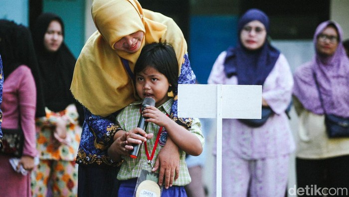 Ekspresi Siswa Baru SD Saat Hari Pertama Masuk Sekolah
