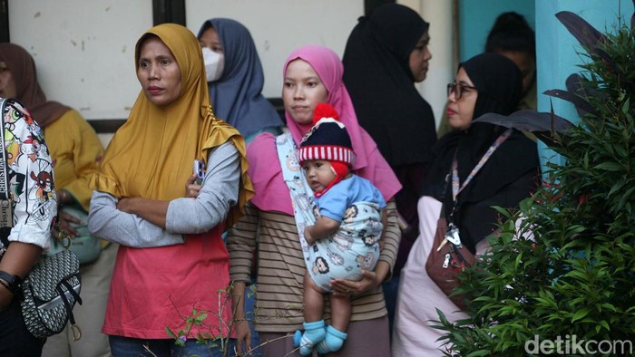 Hari Pertama Masuk Sekolah, Ortu Siswa Ramai-ramai Antar Anaknya