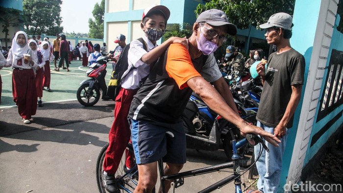 Hari Pertama Masuk Sekolah, Ortu Siswa Ramai-ramai Antar Anaknya