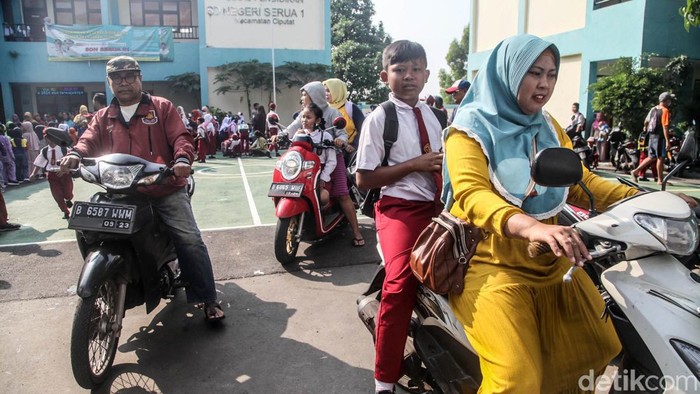 Hari Pertama Masuk Sekolah, Ortu Siswa Ramai-ramai Antar Anaknya