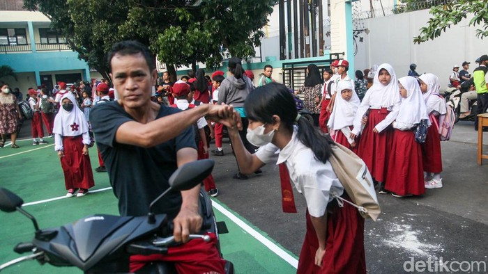 Hari Pertama Masuk Sekolah, Ortu Siswa Ramai-ramai Antar Anaknya