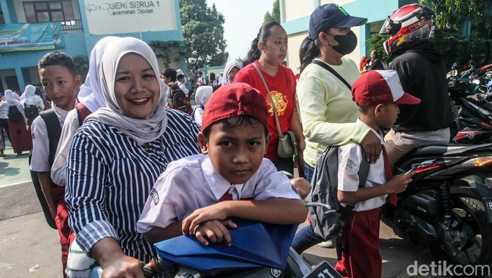 Hari Pertama Masuk Sekolah, Ortu Siswa Ramai-ramai Antar Anaknya