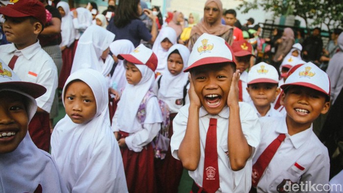 Suasana Hari Pertama Masuk Sekolah di SDN Serua 1 Tangsel
