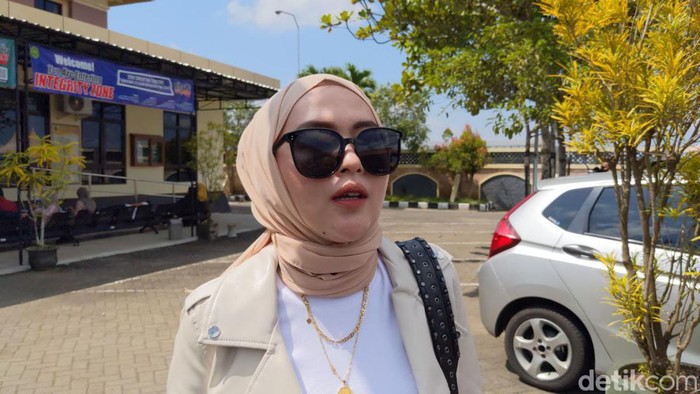 Sederet Fakta Meylisa Zaara Cerai dengan Suami Gay Dibumbui Isu Nikah Siri Sederet Fakta Meylisa Zaara Cerai dengan Suami Gay Dibumbui Isu Nikah Siri