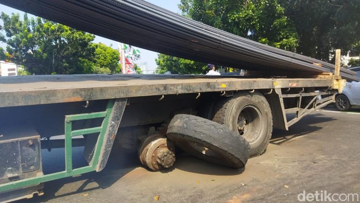 Penampakan Truk Melintang di Tebet Pemicu Kemacetan Pagi Ini