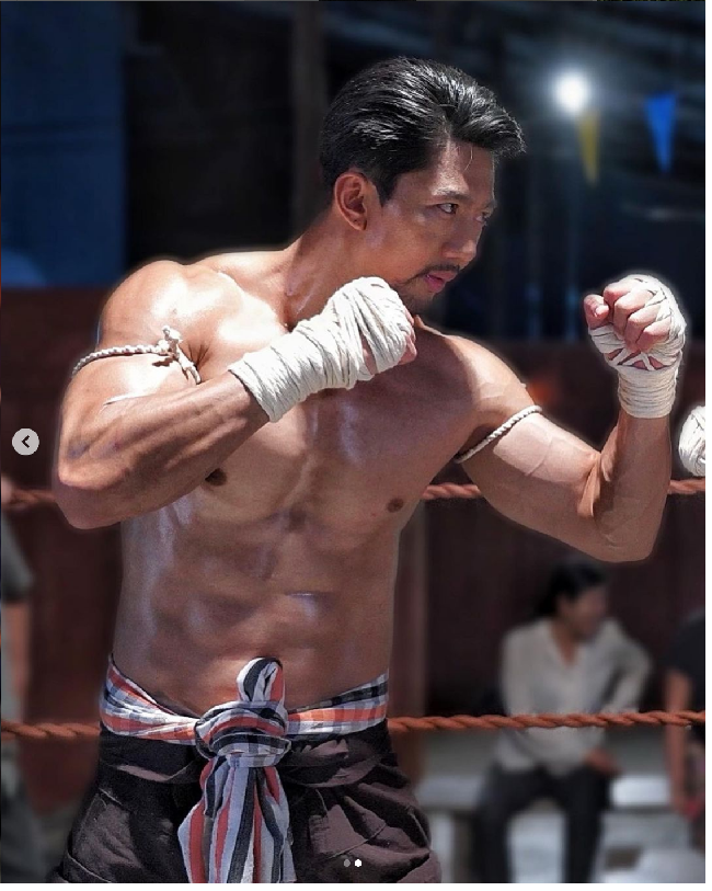 8 Foto Pelayan Ganteng Viral Pakai Rok Ini Ternyata Fighter dan Bos Resto