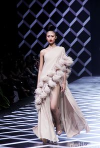 10 Koleksi Sebastian Gunawan Signature 2024, Busana Bertema Metafora