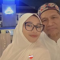 10 Foto Viral Suamiku Adalah Teman Ayahku, Pasutri Beda Usia 34 Tahun