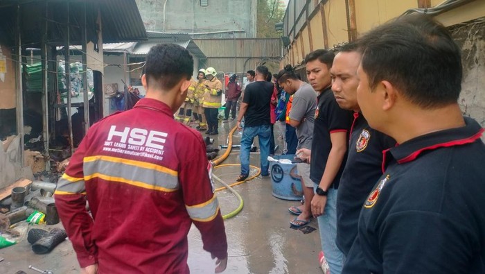 Polisi Selidiki Penyebab Kebakaran Gudang Proyek di Setiabudi Jaksel Polisi Selidiki Penyebab Kebakaran Gudang Proyek di Setiabudi Jaksel