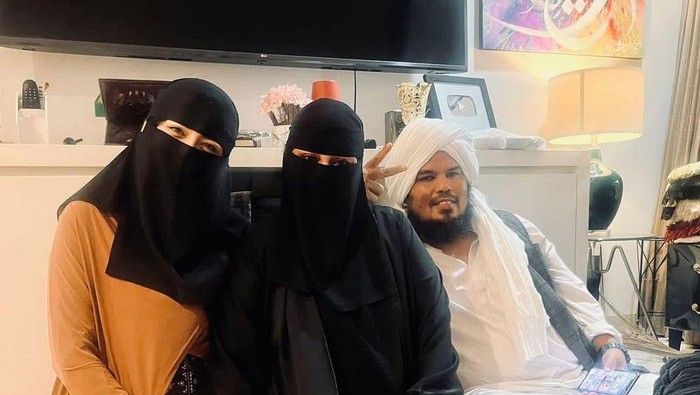 9 Penampilan Ratu Rizky Nabila yang Kini Bercadar