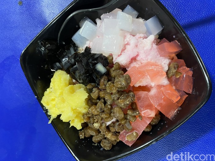 Segar! Es Nona Khas Pontianak Aneka Topping Ada di Sunter