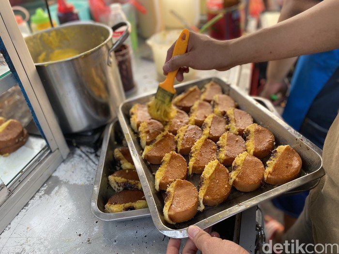 Pukis Khas Bangka yang Empuk Manis Ini Paling Laris di Taman Sunter Indah