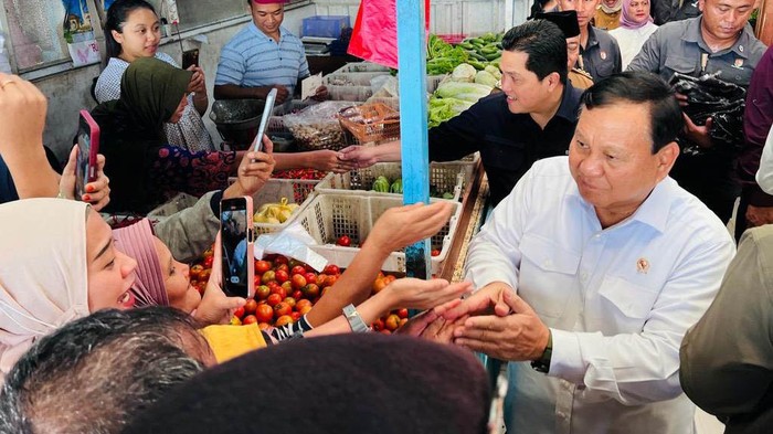 Potret Jokowi Ajak Prabowo dan Erick Blusukan Bareng ke Pasar Bululawang