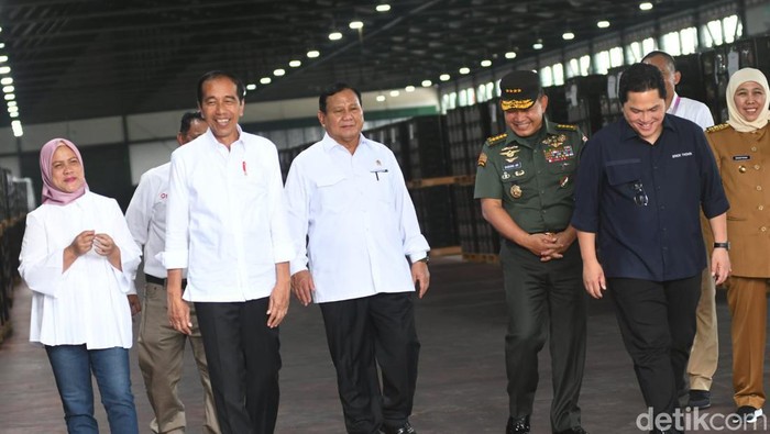 Momen Prabowo Bersama Jokowi dan Erick Thohir di Pindad Malang