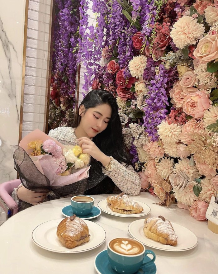 Cica Andjani, Istri Cantik Ricky Subagja yang Hobi Kulineran