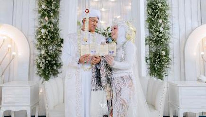 6 Foto Jodohku Ternyata Teman Ayahku, Bukti Cinta Tak Pandang Usia