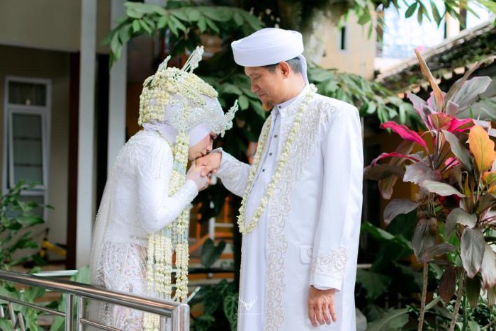 Suamiku Adalah Teman Ayahku, Ini Foto Pernikahan Viral Beda Usia 34 Tahun