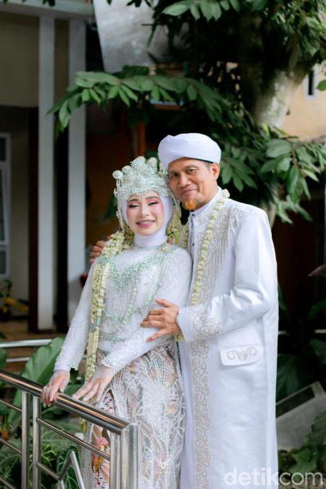 10 Foto Viral Suamiku Adalah Teman Ayahku, Pasutri Beda Usia 34 Tahun