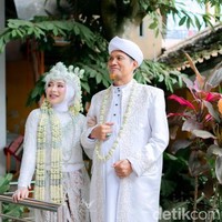 10 Foto Viral Suamiku Adalah Teman Ayahku, Pasutri Beda Usia 34 Tahun