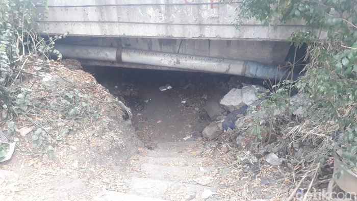 Potret Mungilnya Jalan Masuk Permukiman di Kolong Tol Angke Potret Mungilnya Jalan Masuk Permukiman di Kolong Tol Angke