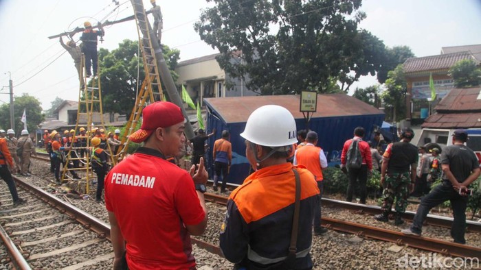 Tiang LAA Rel Pondok Ranji-Kebayoran Diperbaiki Usai Ditabrak Truk Tiang LAA Rel Pondok Ranji-Kebayoran Diperbaiki Usai Ditabrak Truk