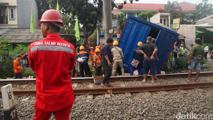 Truk Tabrak Tiang Depan SMAN 86 Jakarta Bikin Perjalanan KRL Terganggu