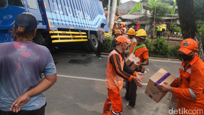Truk Tabrak Tiang Depan SMAN 86 Jakarta Bikin Perjalanan KRL Terganggu