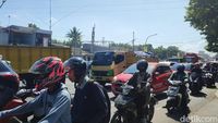 Jalan Perintis-Urip Makassar Macet, Kendaraan Menumpuk di Pertigaan Tello