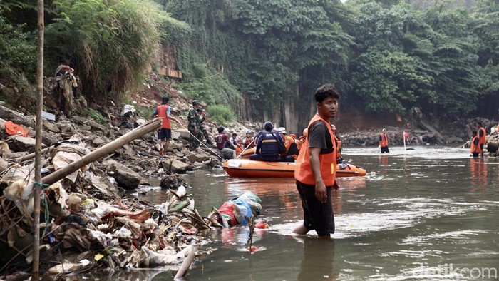 Potret Aksi Susur Sungai dan Bersih-bersih Kali Ciliwung