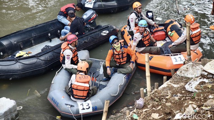 Potret Aksi Susur Sungai dan Bersih-bersih Kali Ciliwung