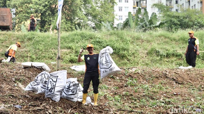 Potret Aksi Susur Sungai dan Bersih-bersih Kali Ciliwung