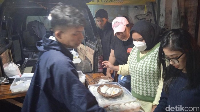 Ngeunah! Cireng Viral di Bandung Ini Laris 800 buah Per Hari