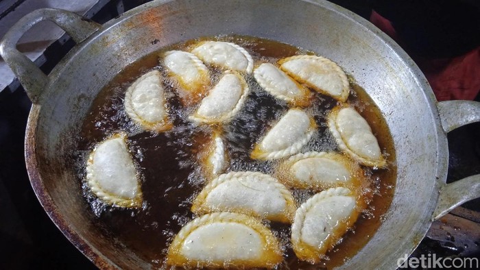 Ngeunah! Cireng Viral di Bandung Ini Laris 800 buah Per Hari