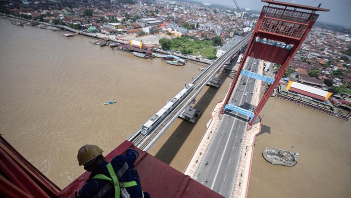Jembatan Ampera Dicat Ulang Biar Makin Kinclong Jembatan Ampera Dicat Ulang Biar Makin Kinclong