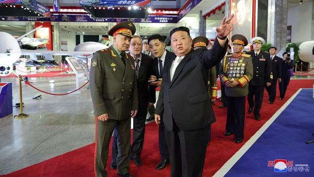 Kim Jong Un Pamerkan Drone-Rudal Korut yang Dilarang ke Menhan Rusia Kim Jong Un Pamerkan Drone-Rudal Korut yang Dilarang ke Menhan Rusia