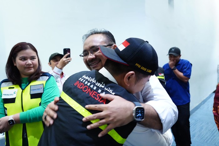 Potret Semringah Menag Yaqut Sambut Kedatangan Petugas Haji Potret Semringah Menag Yaqut Sambut Kedatangan Petugas Haji