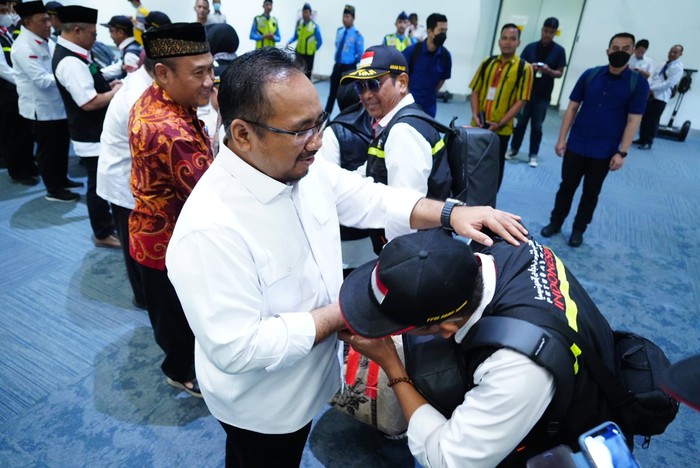 Potret Semringah Menag Yaqut Sambut Kedatangan Petugas Haji
