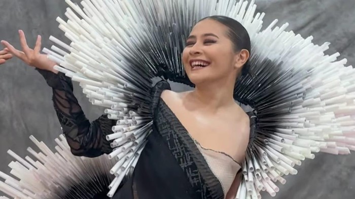 Potret Memesona Prilly Latuconsina Pakai Kostum JFC Berbahan Sedotan Plastik