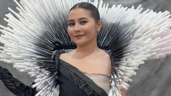 Potret Memesona Prilly Latuconsina Pakai Kostum JFC Berbahan Sedotan ...