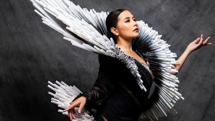 Potret Memesona Prilly Latuconsina Pakai Kostum JFC Berbahan Sedotan Plastik