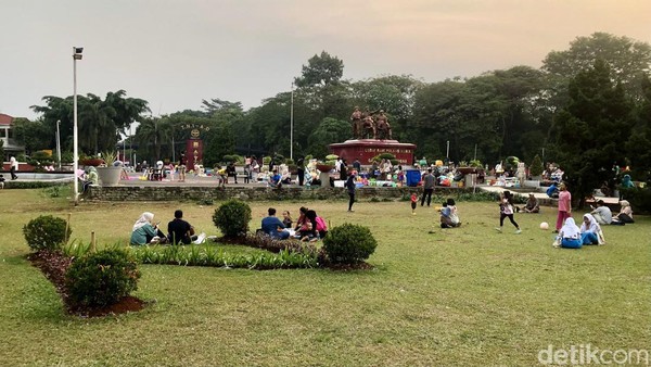 Menikmati Suasana Sore di Taman Cijantung