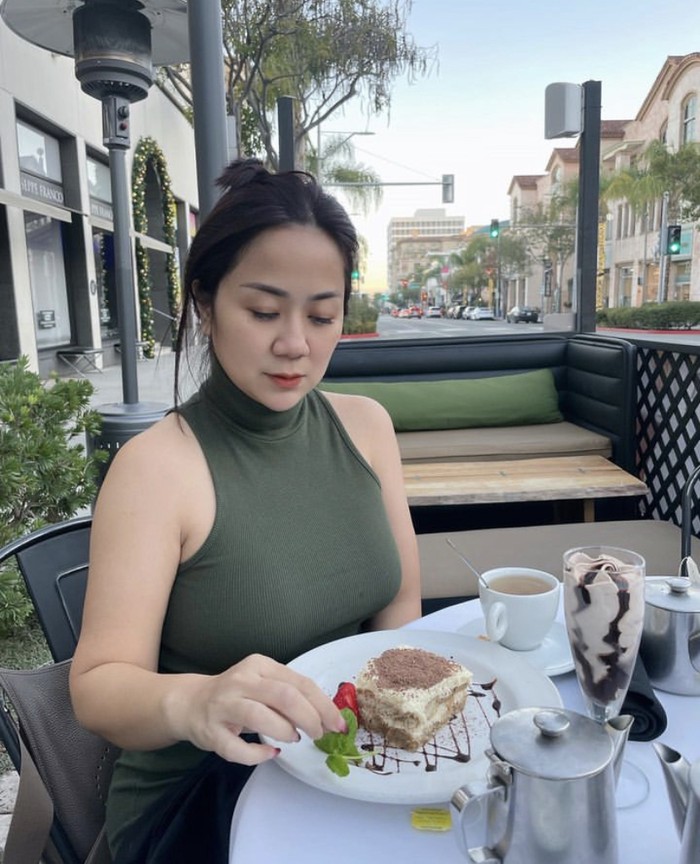 Pose Seksi Tante Ernie Saat Minum Wine dan Jus Buah