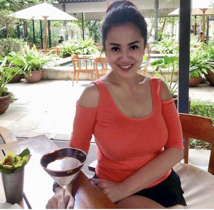 Pose Seksi Tante Ernie Saat Minum Wine dan Jus Buah