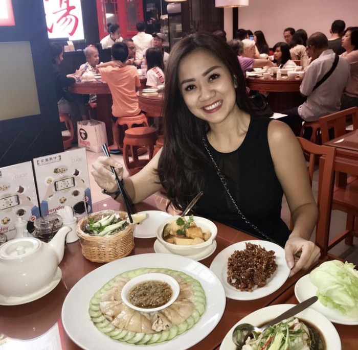 Pose Seksi Tante Ernie Saat Minum Wine Dan Jus Buah