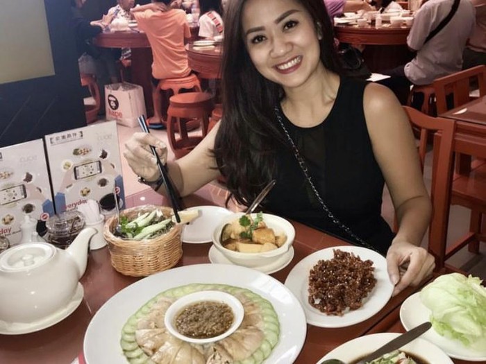 Cantik Seksi Pose Tante Ernie saat Ngemil