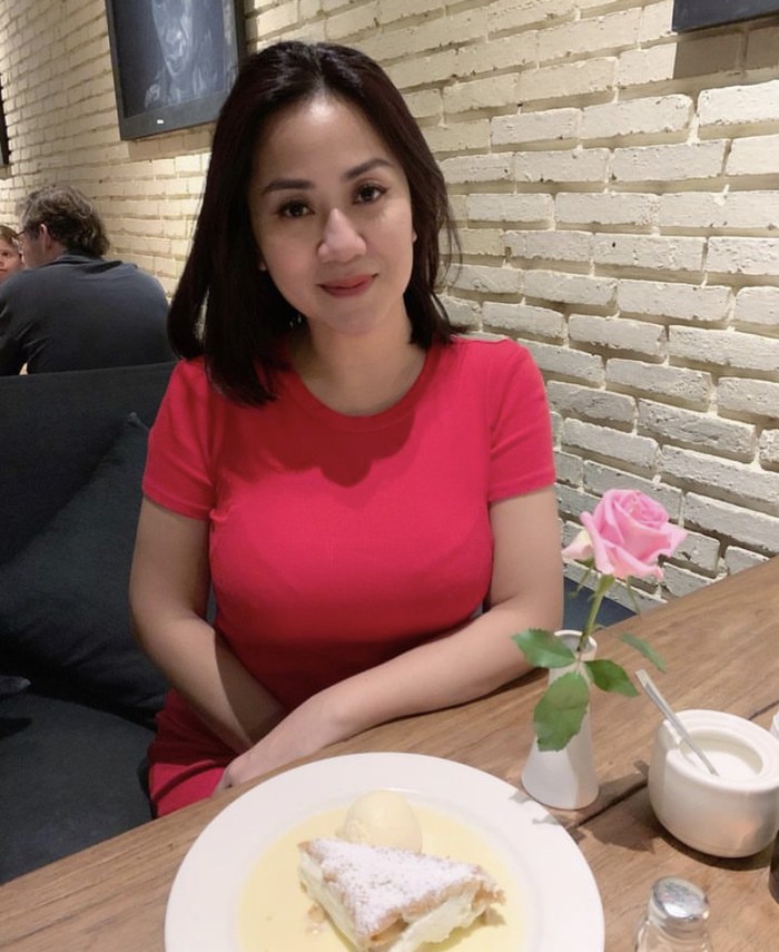 Pose Seksi Tante Ernie Saat Minum Wine Dan Jus Buah